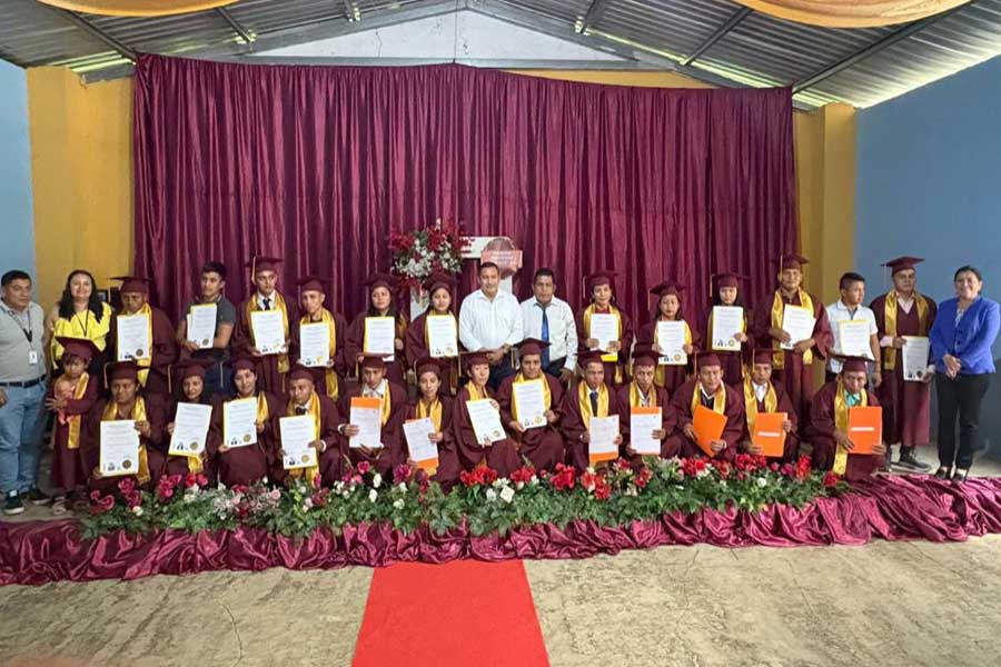 Graduandos bajo el programa de la Dirección General de Educación ...